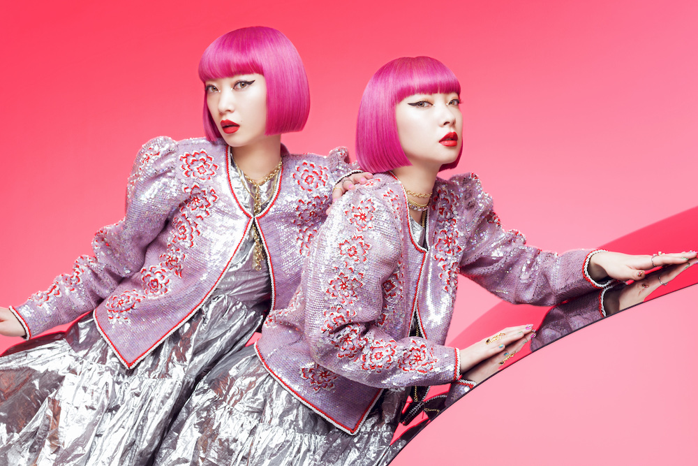 時代が変われば、進化していけばいい──「ピンクヘアの双子」AMIAYAが目指す世界的アイコン | Forbes JAPAN 公式サイト ...